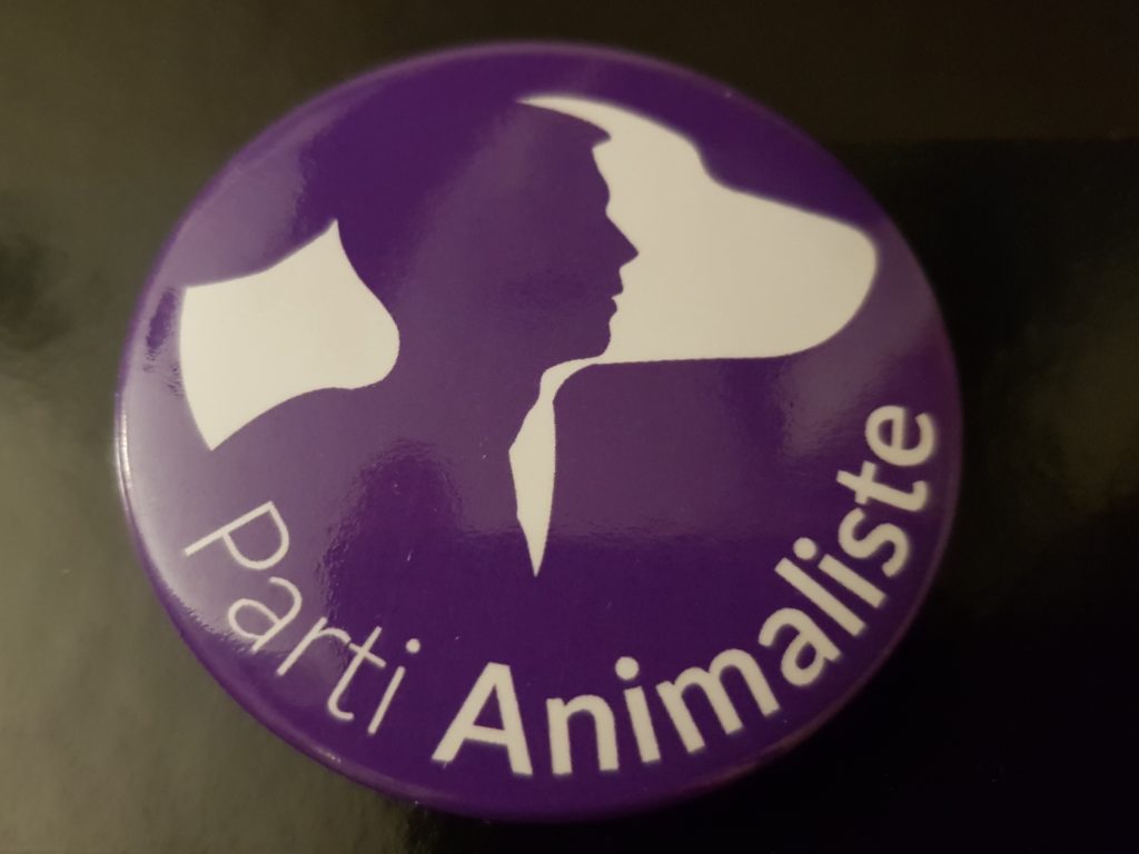 Badge fond violet, grand format - Parti animaliste